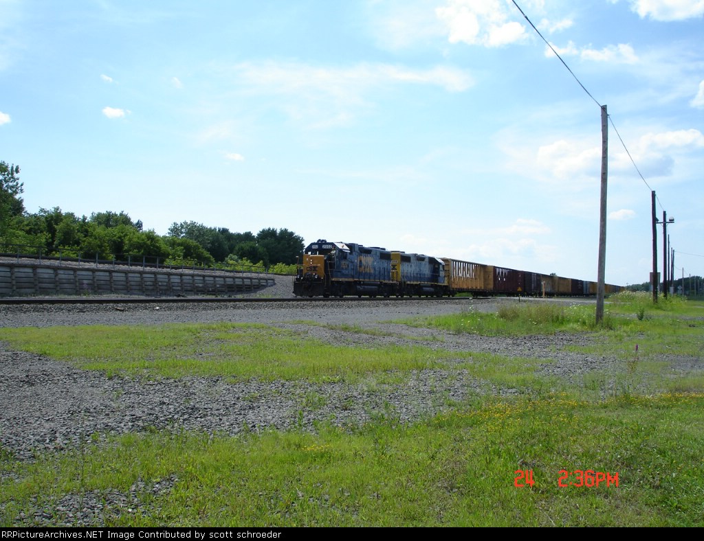CSX 2552 drills some cars on CSX Train Y131